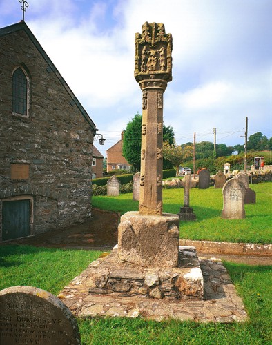Derwen Churchyard Cross